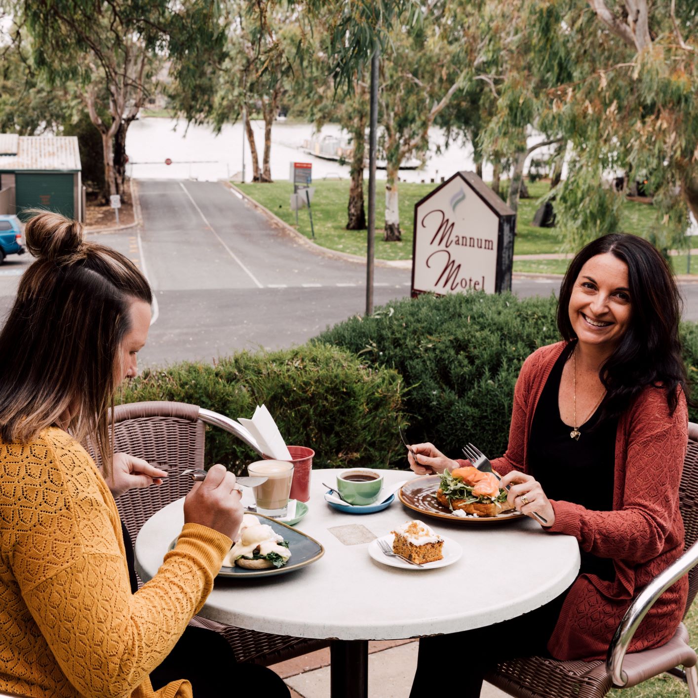 Riverfront dining that looks as good as it tastes - Murray River Lakes ...