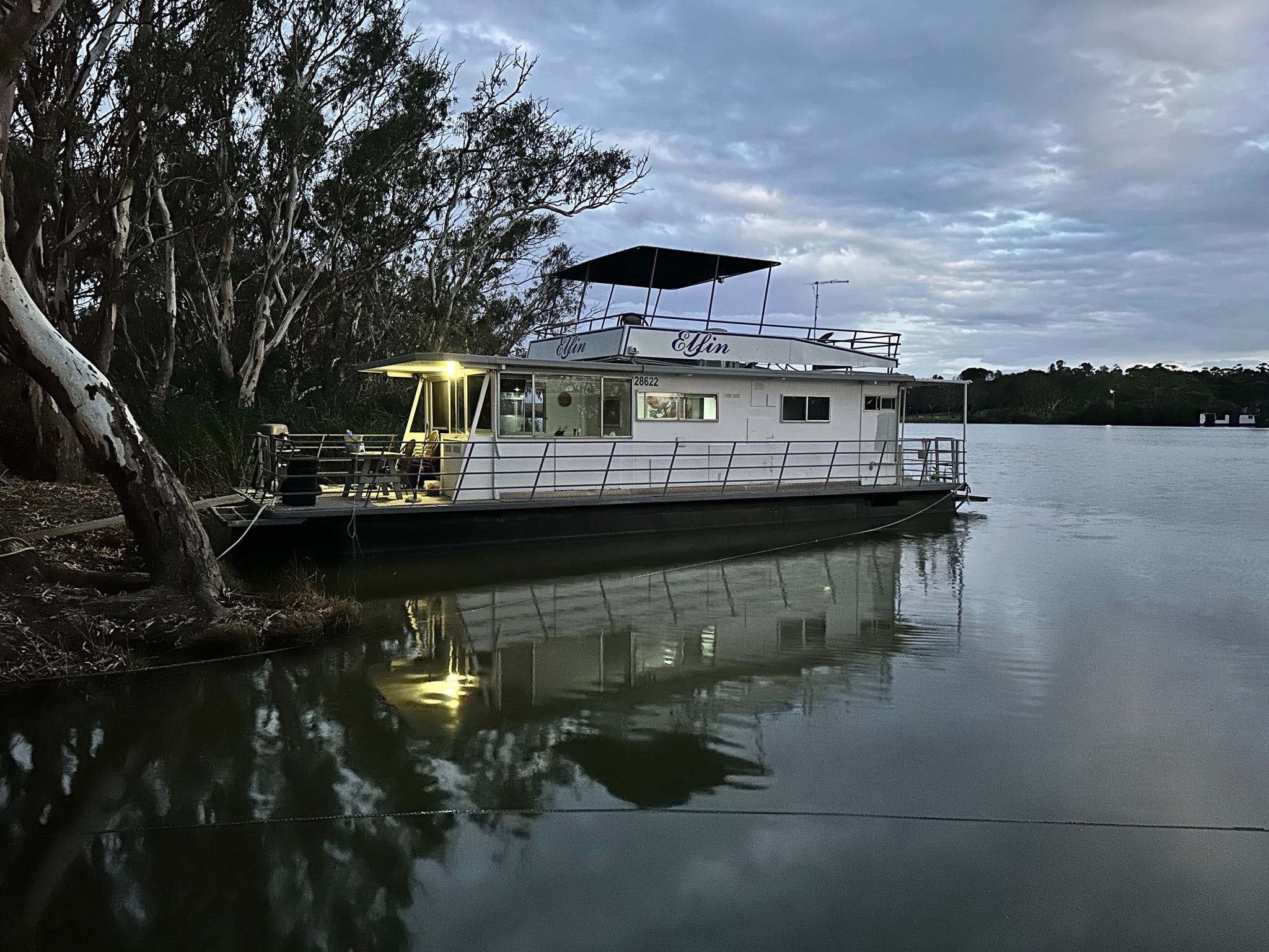 Elfin Houseboat - Murray River Lakes and Coorong