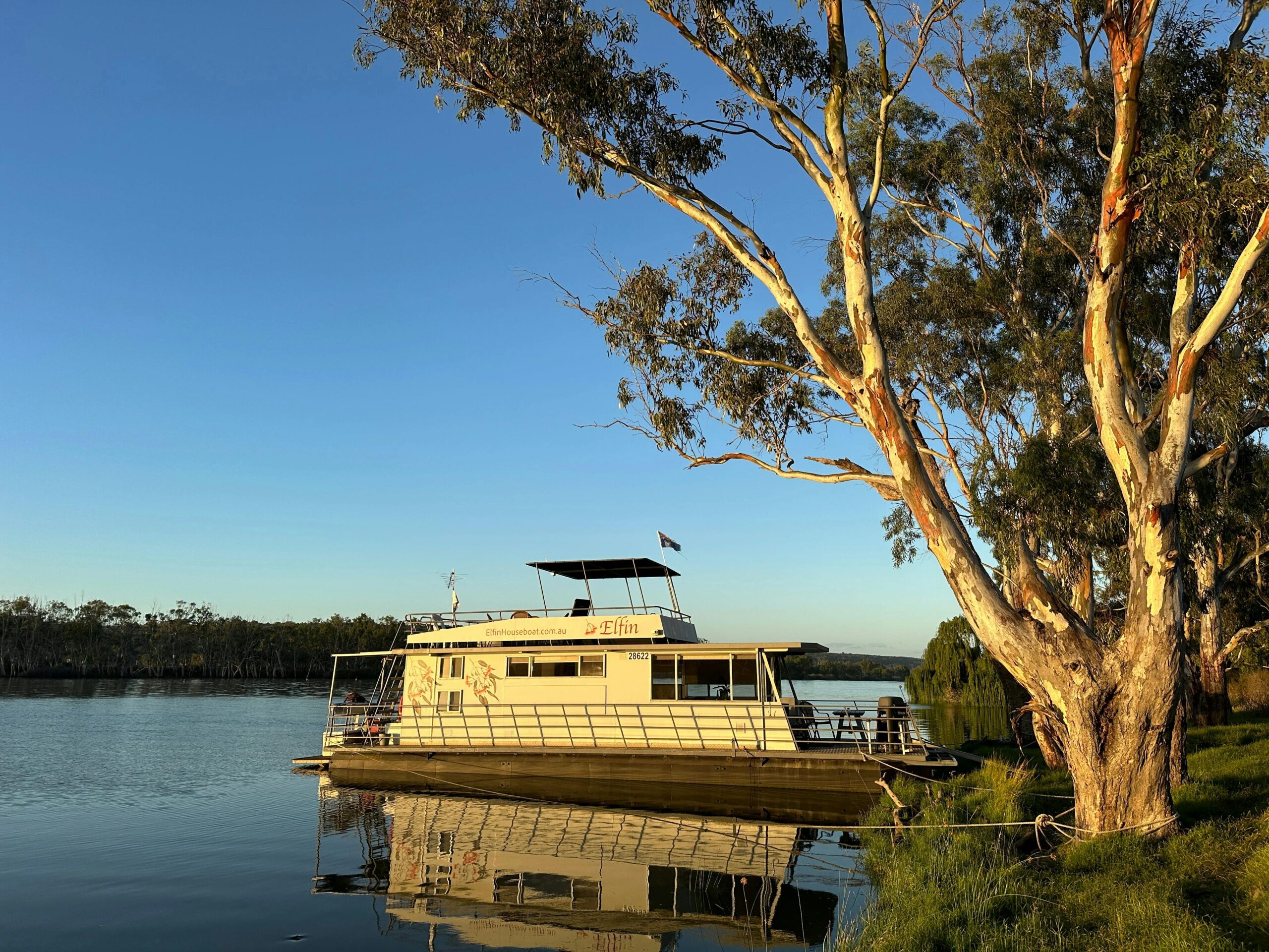 Elfin Houseboat - Murray River Lakes and Coorong